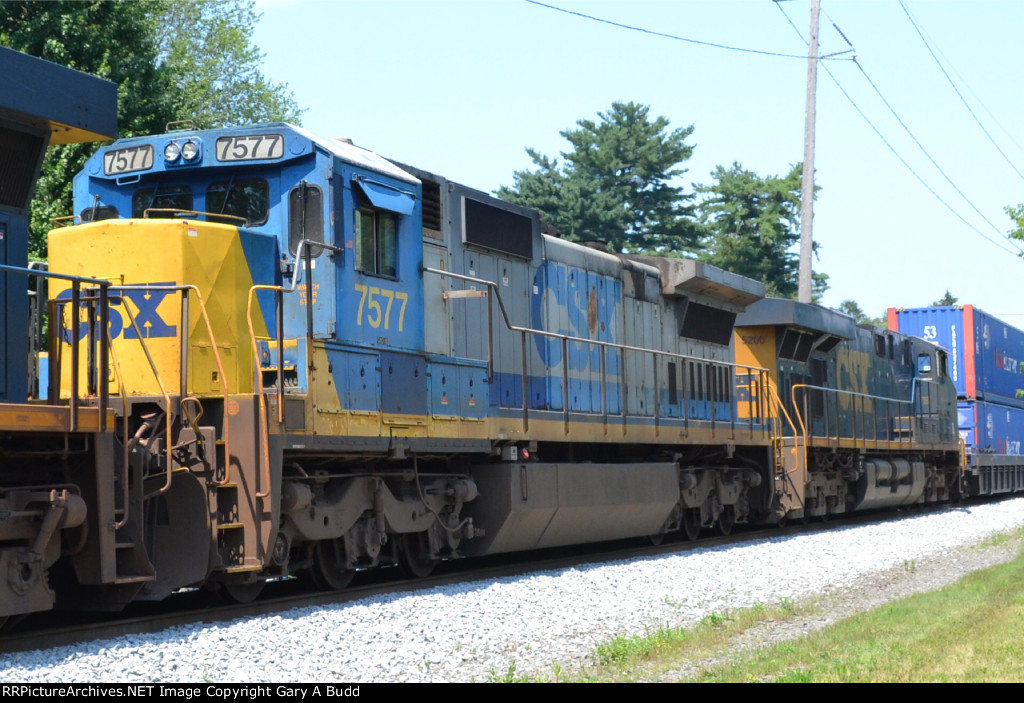 CSX C40-8 7577